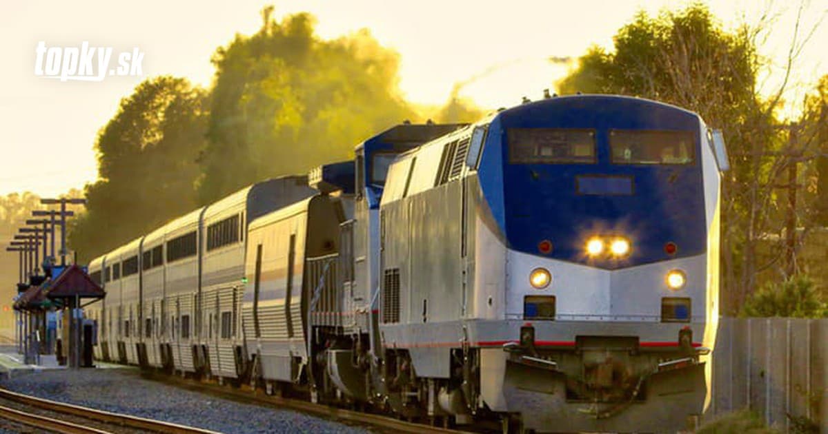 Prevrátený vlak pri Rimavskej Sobote odstráni žeriav: Doprava je aj naďalej prerušená