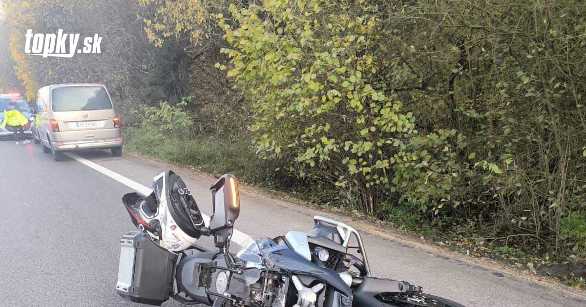 Dopravná nehoda motorkára s autom: Cesta je neprejazdná, polícia vyzýva ...