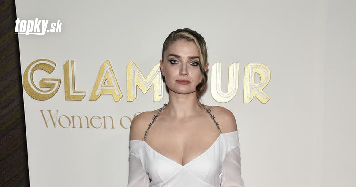 Náruživá Samantha (66) zo Sexu v meste nahodila mini, krásna moderátorka... Páááni! Výstrih až ...