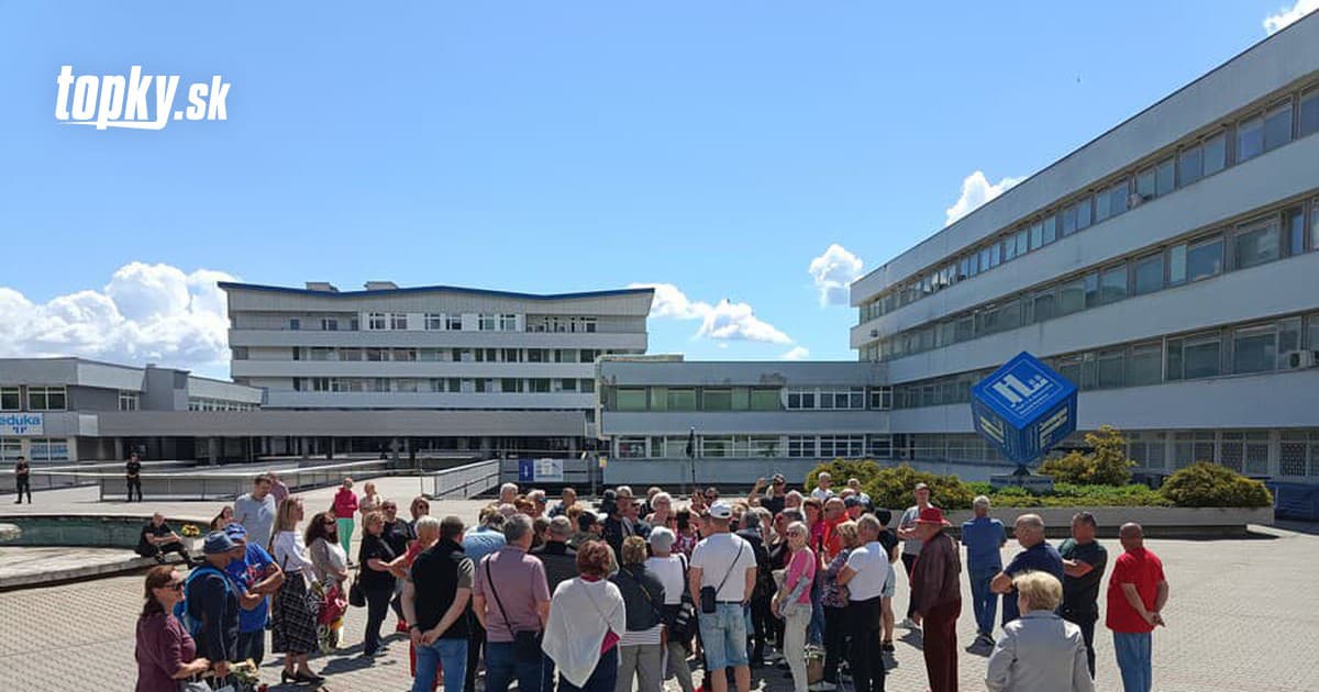 Emotívne zhromaždenie v Banskej Bystrici: Fica prišli ľudia podporiť ...