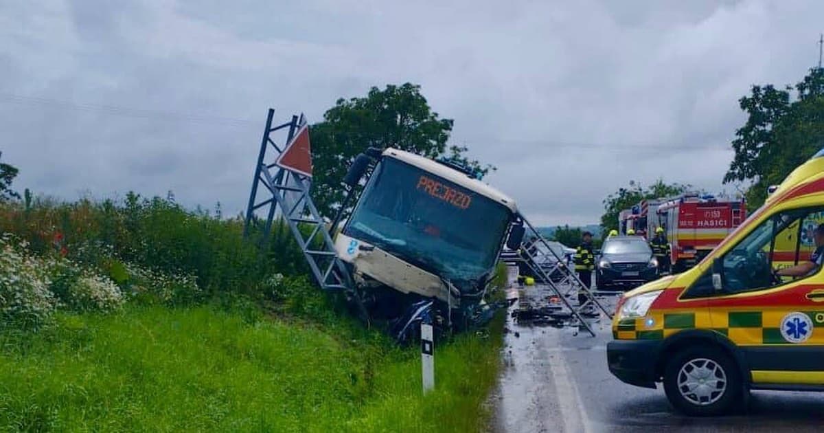 AKTUÁLNE FOTO Ťažká nehoda AUTOBUSU s autom! Zasahujú všetky záchranné ...